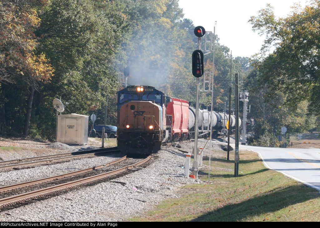 CSX SD70MAC 4805 takes the siding
